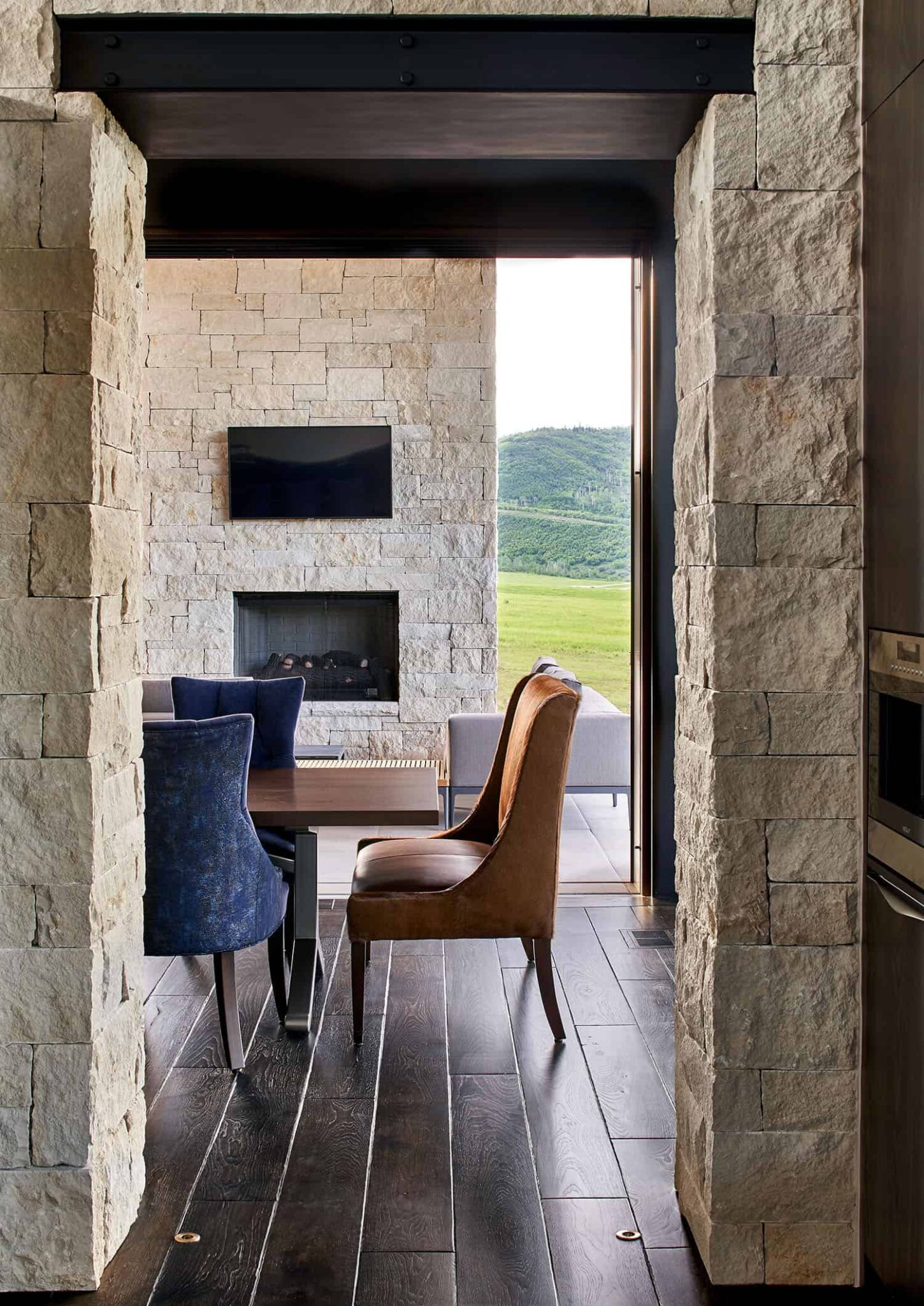 The Architectural Beauty of Stone Veneer Fireplaces